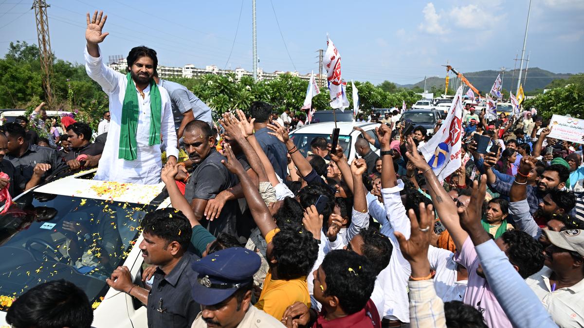 Amaravati farmers accord grand welcome to Pawan Kalyan - The Hindu